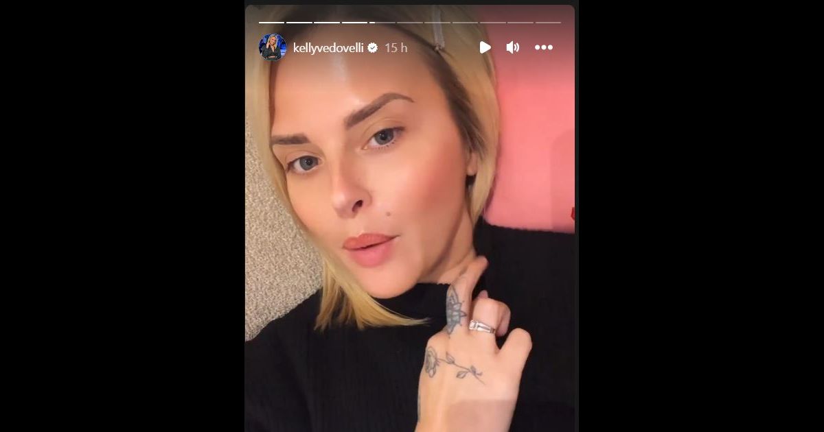 Kelly Vedovelli dévoile sa boule dans le cou - Purepeople