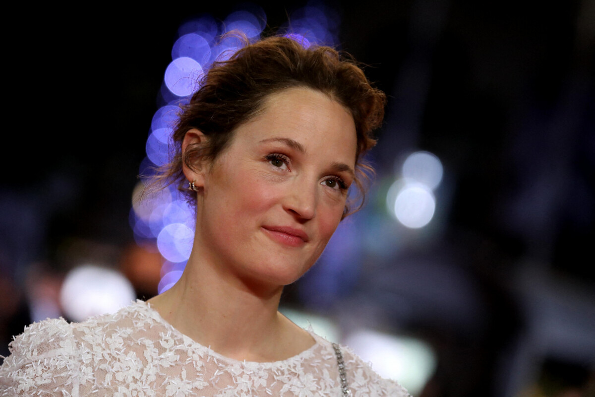 Photo : Vicky Krieps - Montée des marches du film " Bergman Island ...