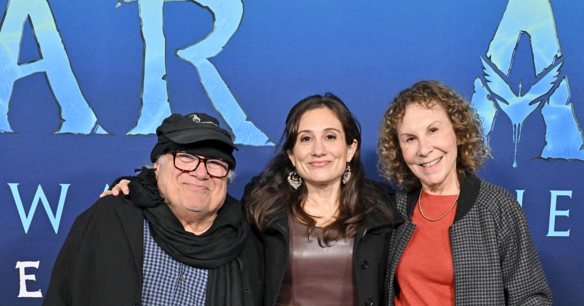 Danny DeVito, sa femme Lucy DeVito et Rhea Perlman à la première du film Avatar 2 : La voie de l ...