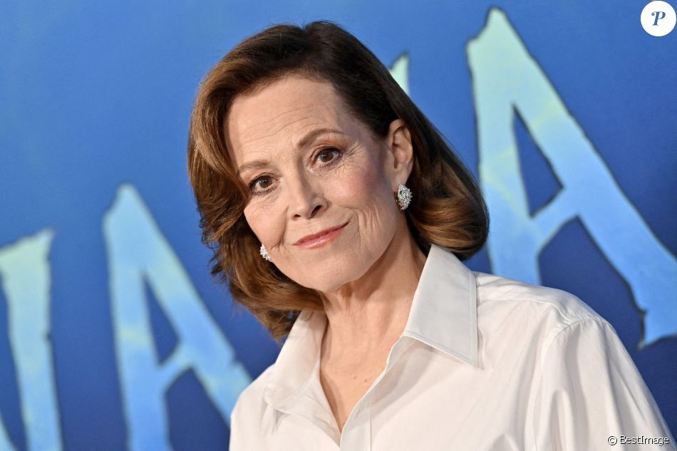 Sigourney Weaver à la première du film Avatar 2 : La voie de l'eau de ...