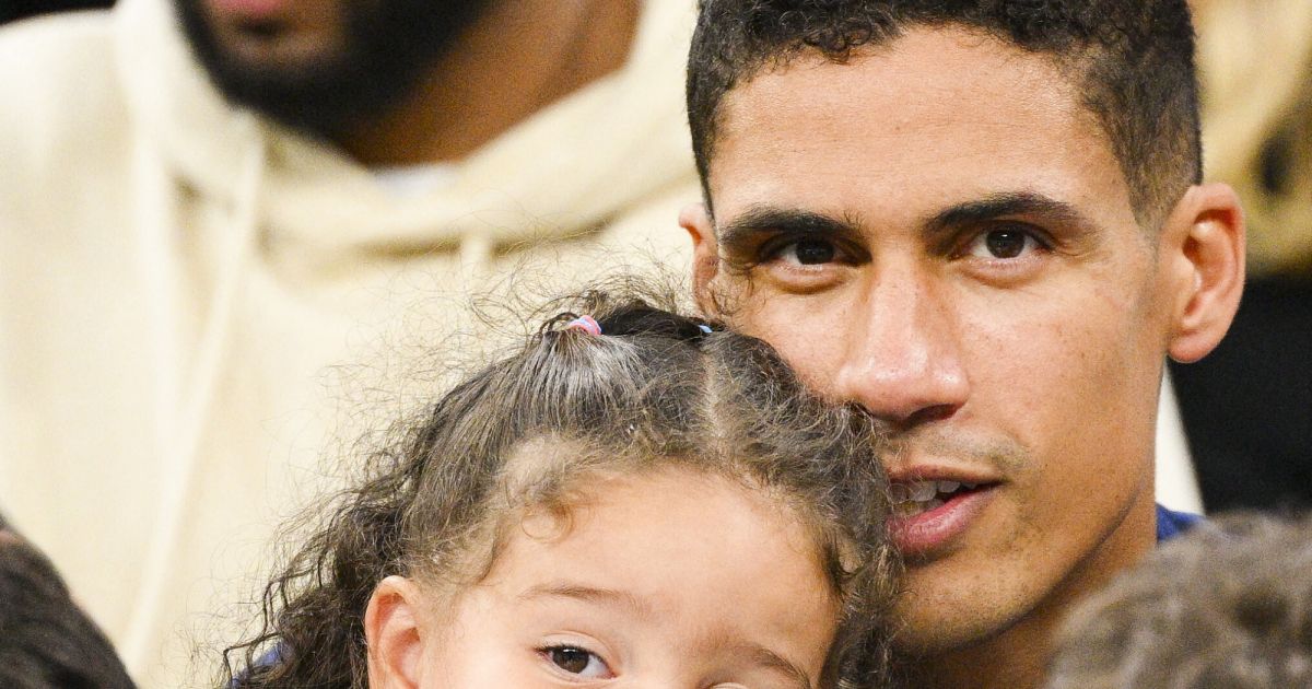 Raphael Varane avec sa fille - People et joueurs en famille dans les ...