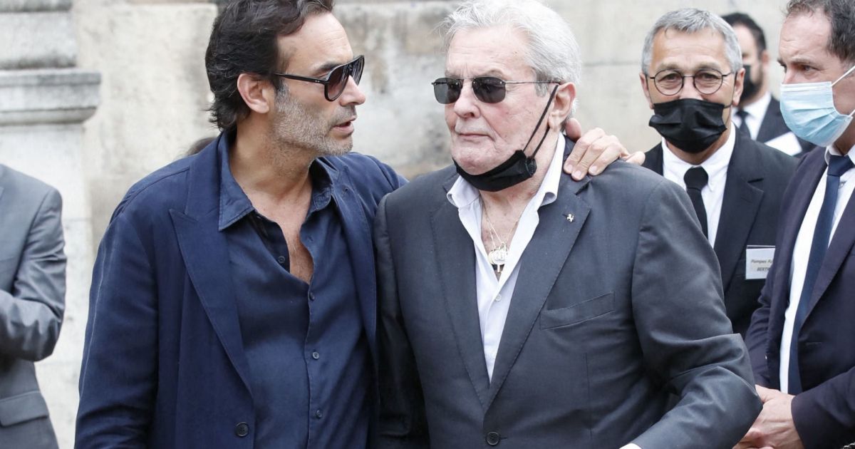 Alain Delon et son fils Anthony - Obsèques de Jean-Paul Belmondo en l ...
