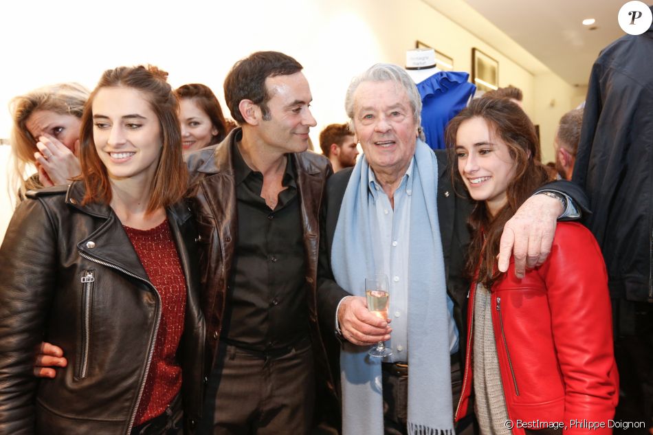 Exclusif - Alain Delon avec ses petites filles Loup et Liv et son fils ...