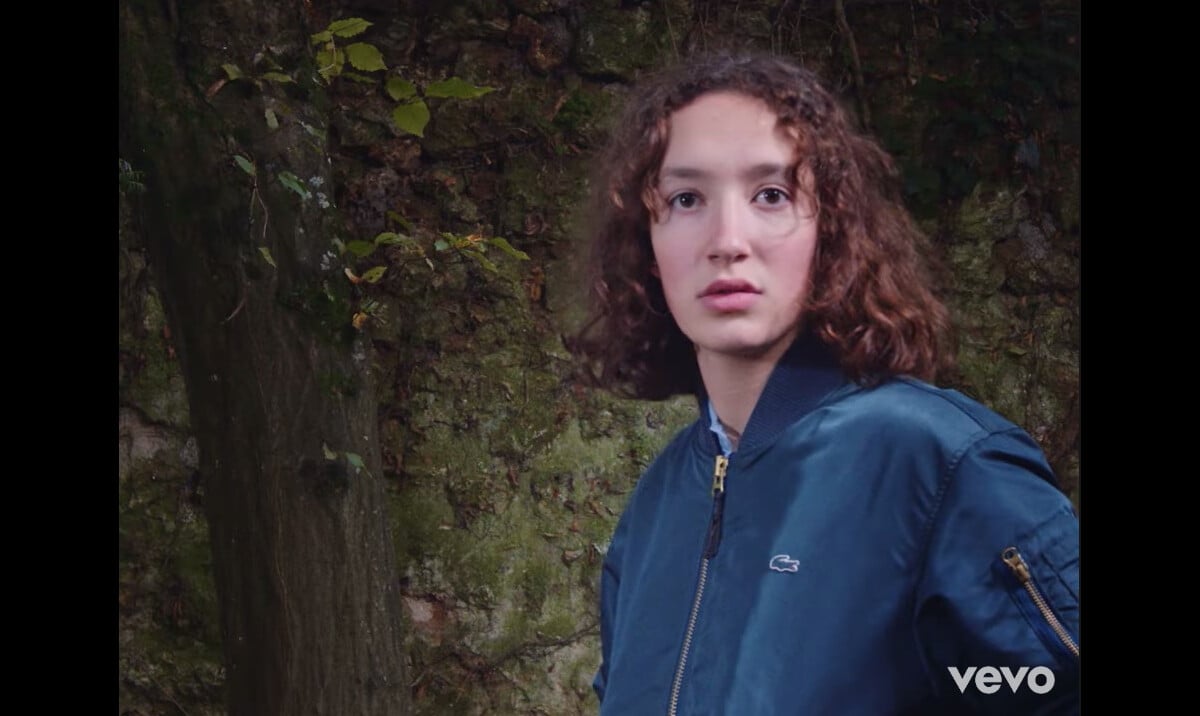 Photo : Mathilde, la fille de Géraldine Maillet, dans le clip "Le ...