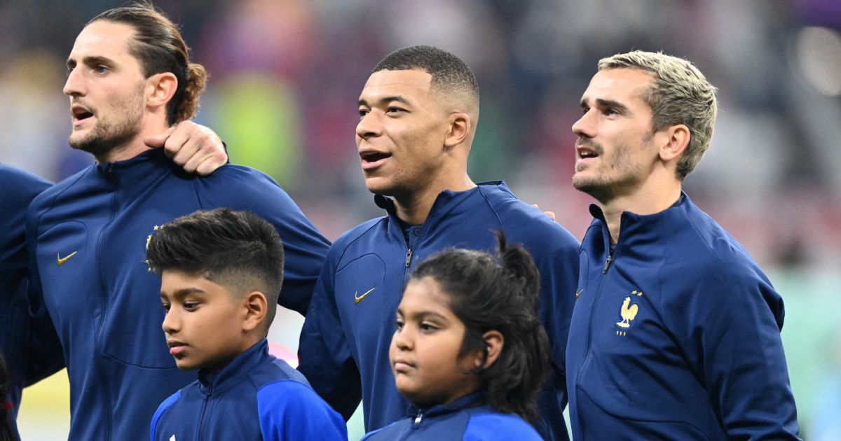 Adrien Rabiot, Kylian Mbappé et Antoine Griezmann au match de football ...