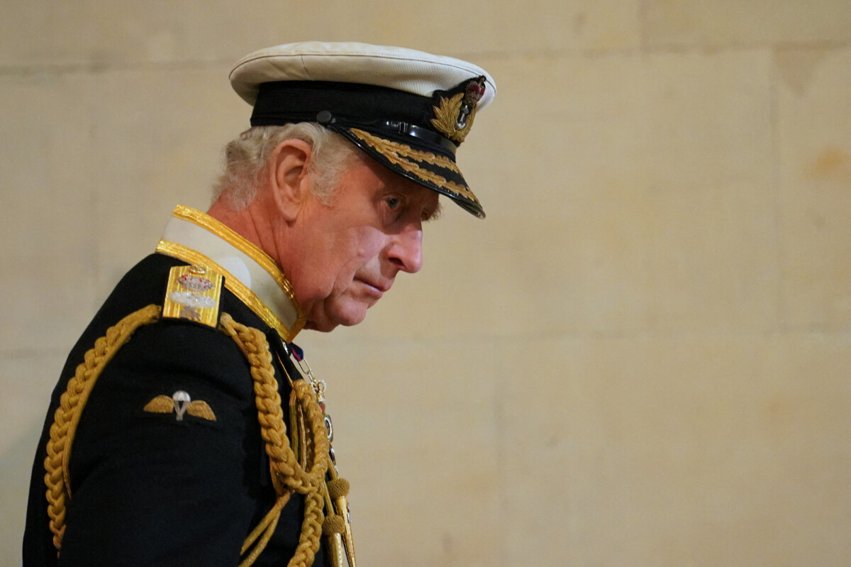Photo : Le roi Charles III organise une veillée au côté du cercueil de ...