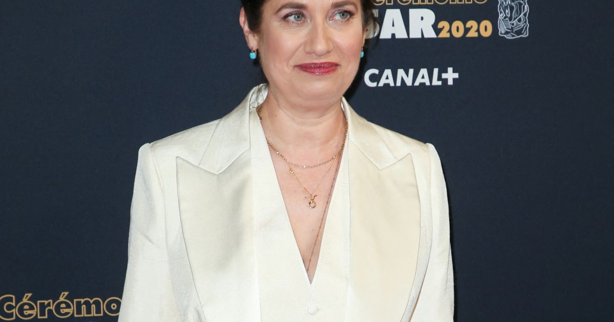 Emmanuelle Devos (Smoking Society Room / Roger Vivier) lors du ...