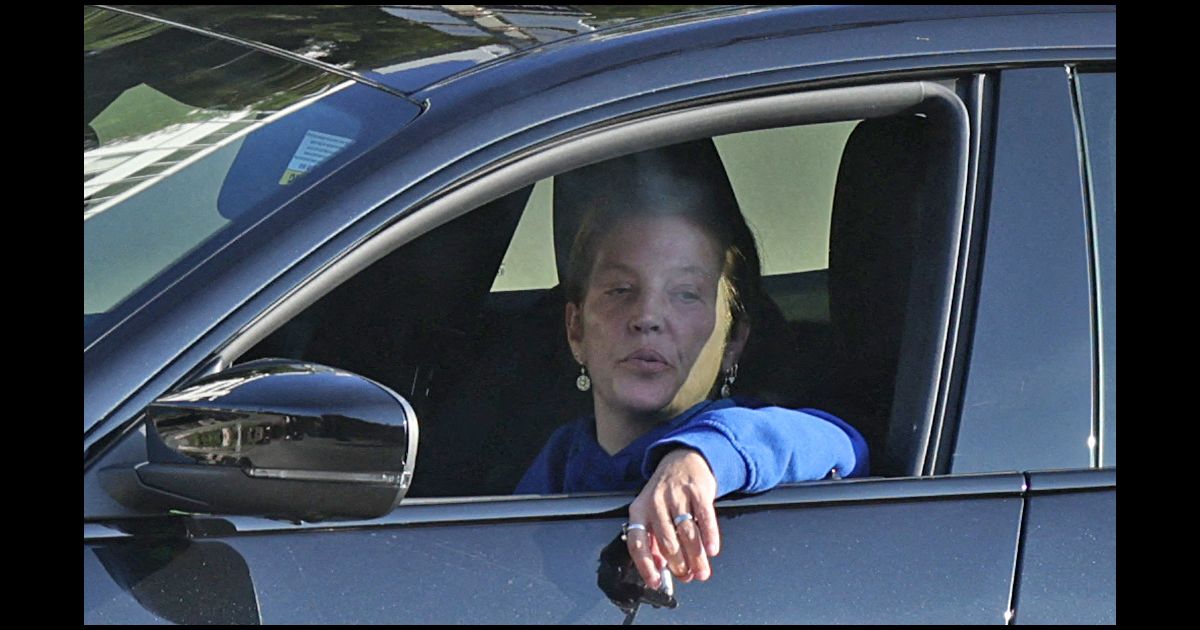Exclusif - Lisa-Marie Presley arrête sa Maserati le long de la route ...