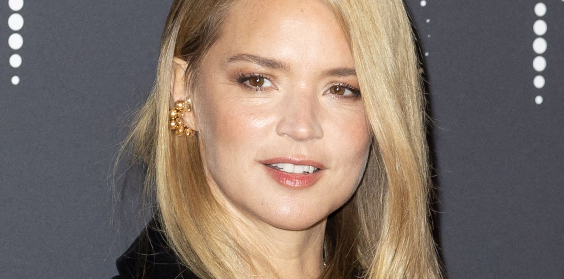 Virginie Efira dans un look chic et rock'n'roll : infatigable et sexy ...