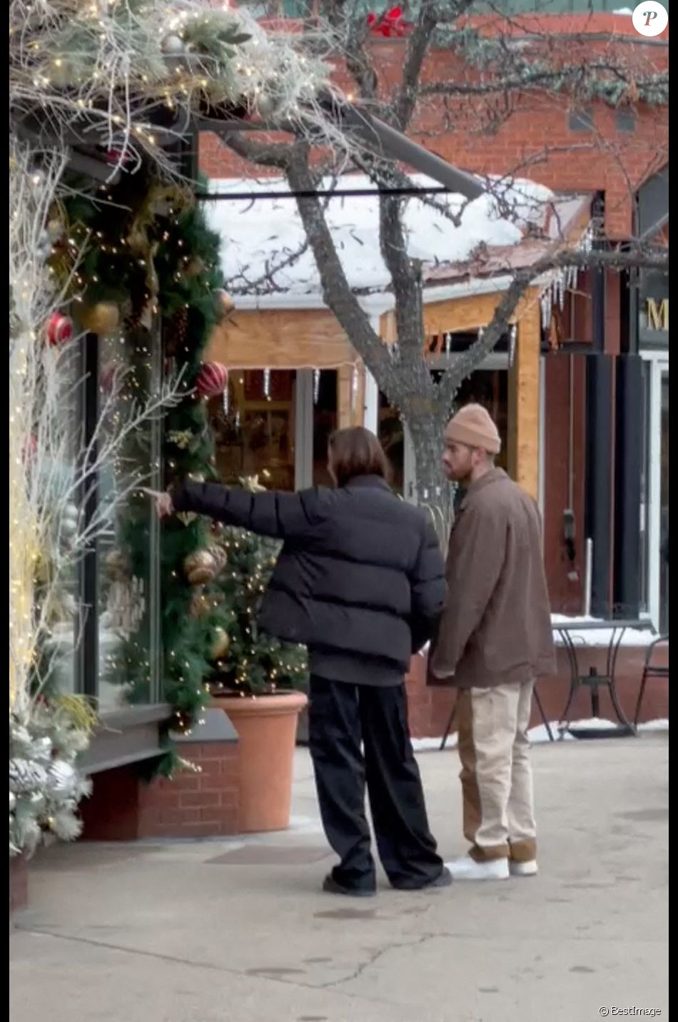 Andrew Taggart et sa compagne Eve Jobs se promènent à Aspen, le 24 ...