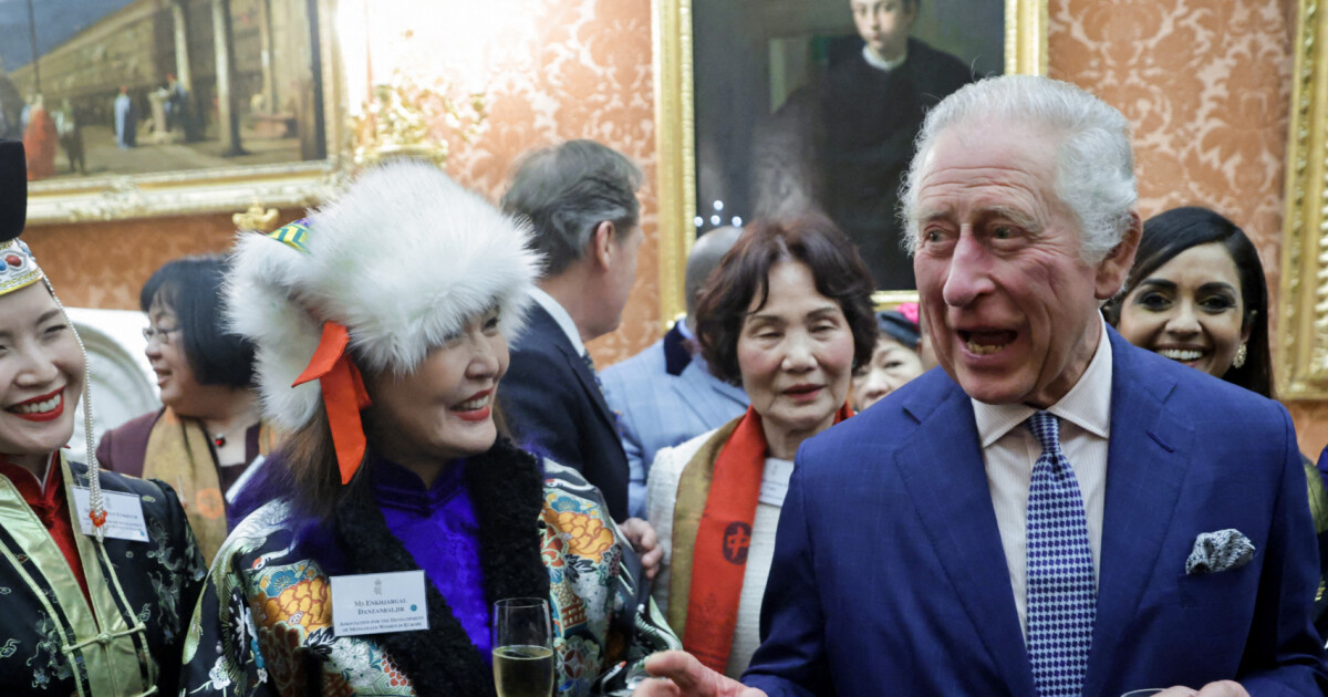 Charles III très jovial avec sa reine Camilla et une mannequin ultra ...