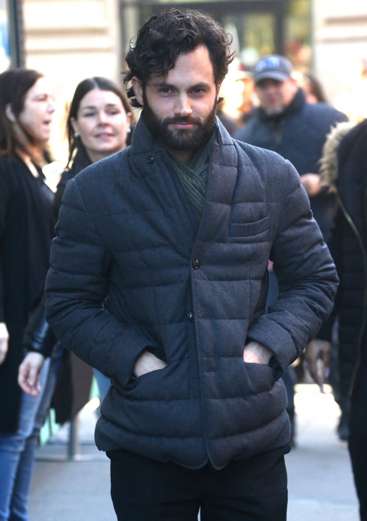 Photo : Penn Badgley quitte les locaux de Build Series en pleine ...
