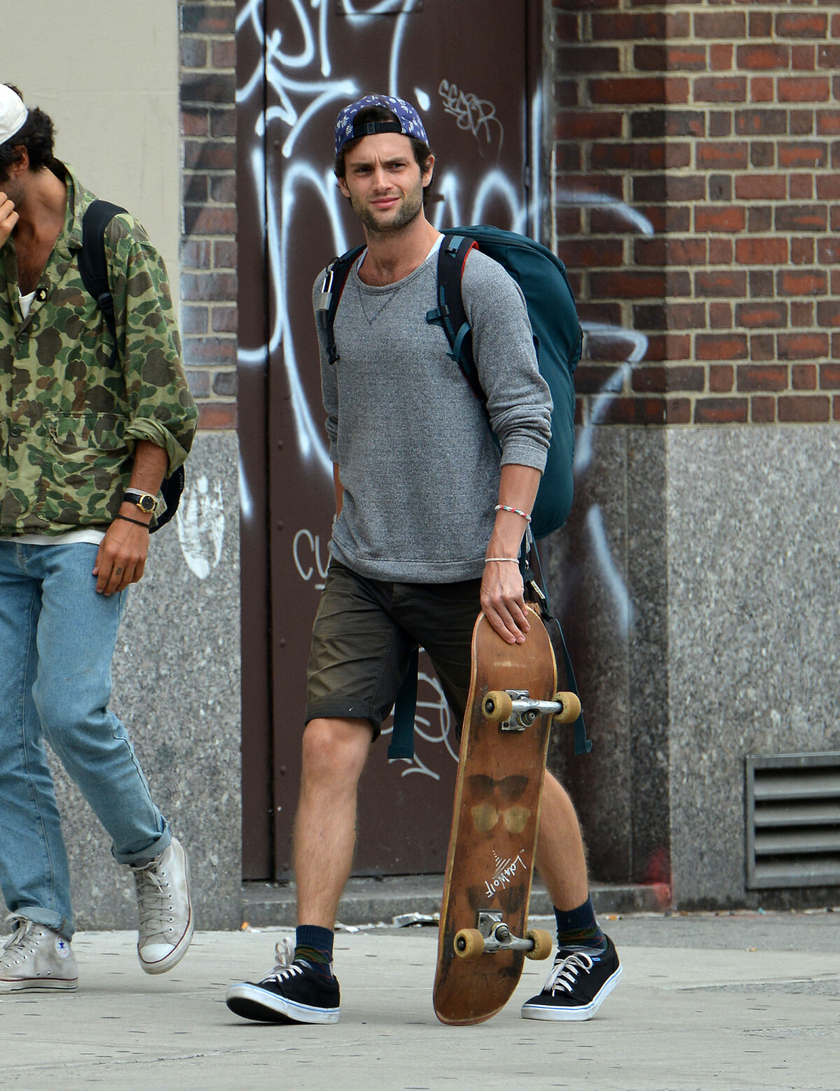 Photo : Exclusif - Penn Badgley se promène avec un ami à New York, le ...