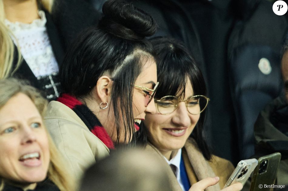 Hoshi et sa compagne Gia Martinelli - People dans les tribunes du match ...
