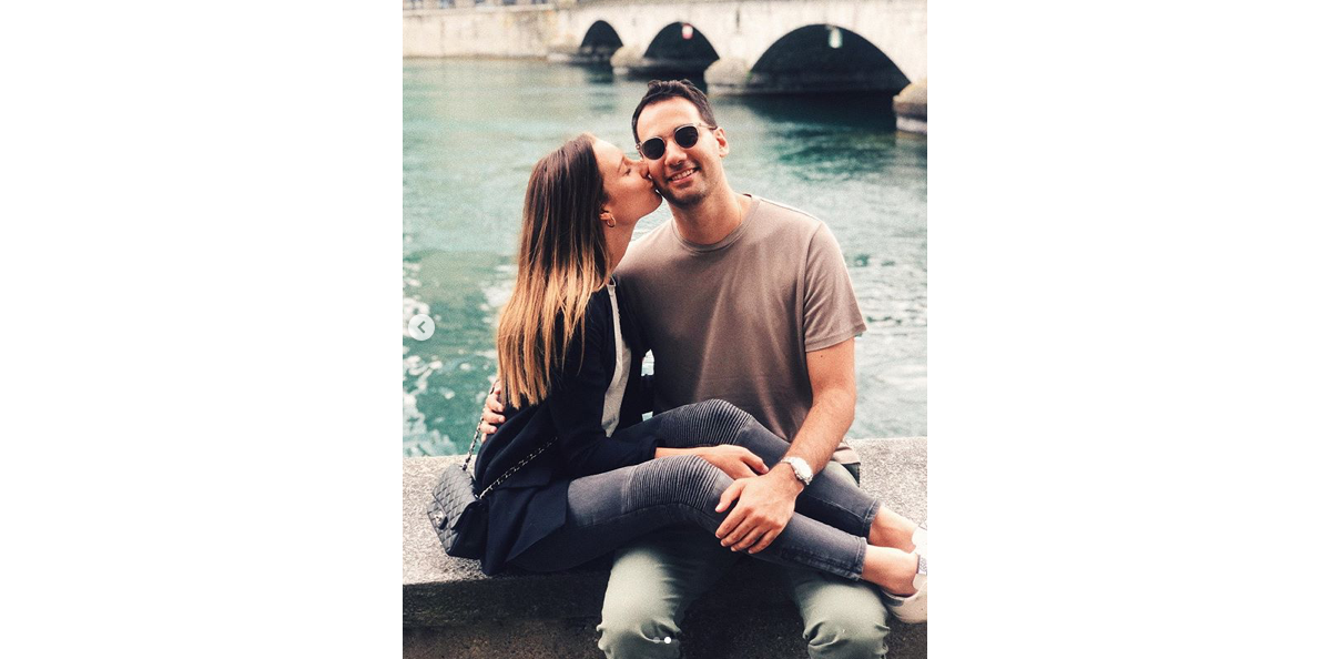 Photo : Ilona Smet et Kamran Ahmed, doux baiser à Paris en juin 2020. - Purepeople