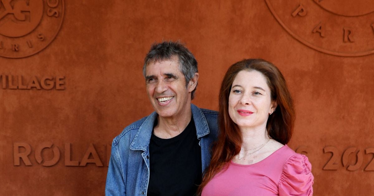 Julien Clerc avec sa femme Hélène Grémillon au village lors des ...