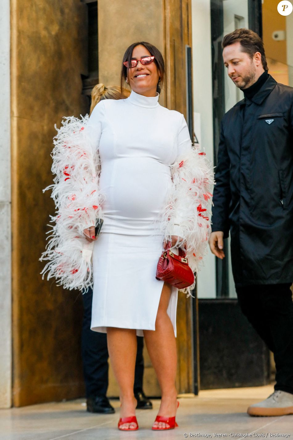 Amel Bent, enceinte, à la sortie du défilé femme Giambattista Valli Automne/Hiver 2022/2023 lors ...