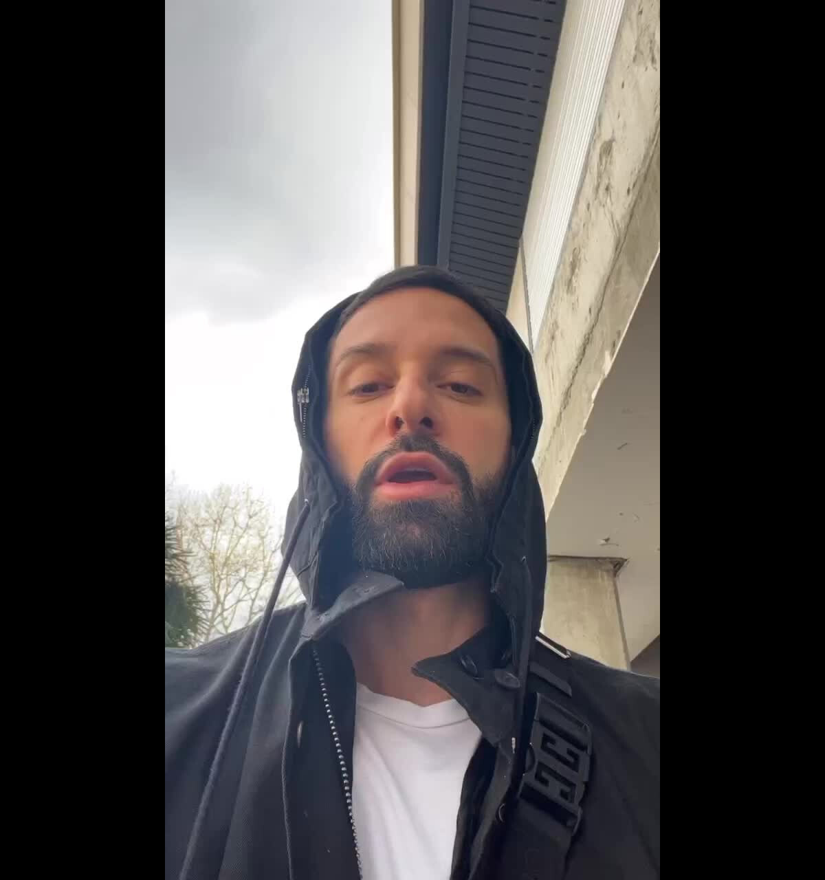 Vidéo : Il a donc dû subir une anesthésie de la machoîre et s'est ...