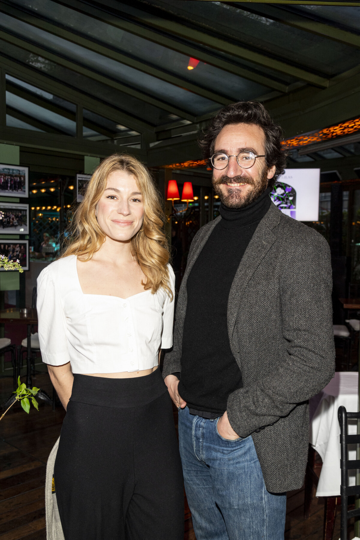 Photo : Lison Daniel et son compagnon posent lors de la remise du prix ...