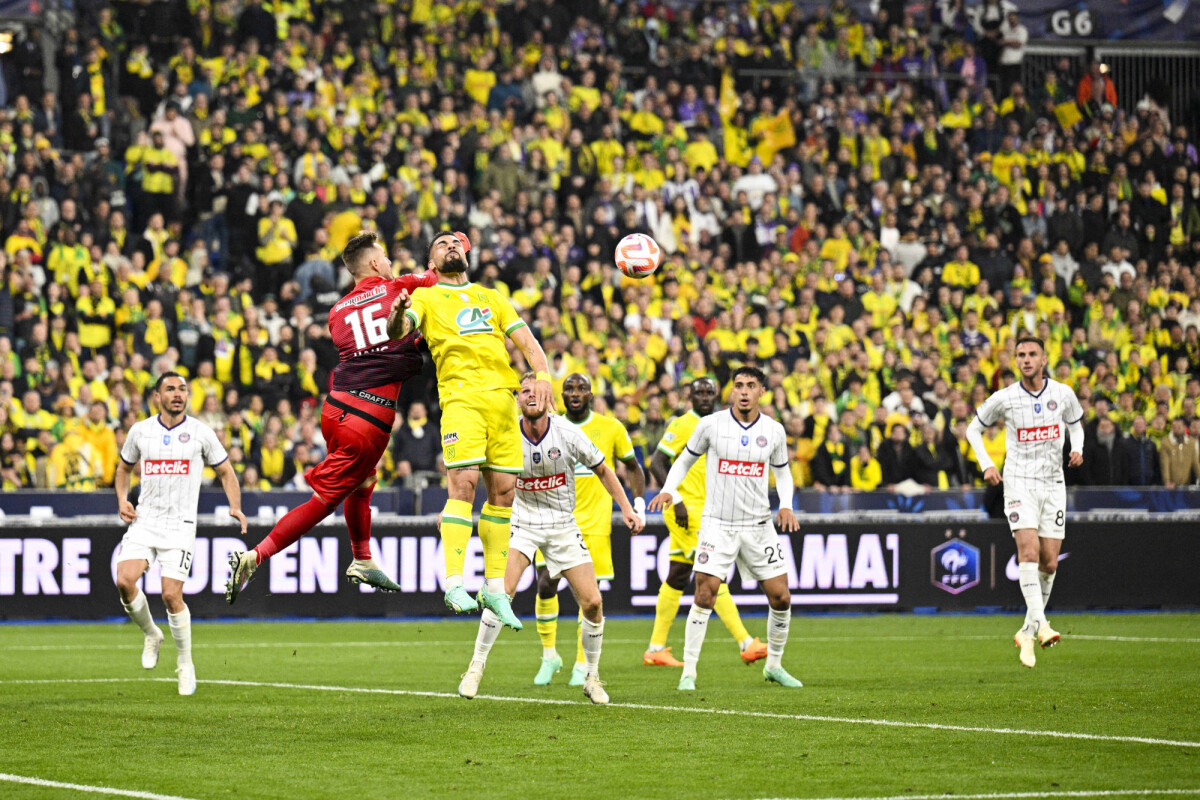 Photo : Kjetil Haug (TFC) vs Andy Delort (Nantes) - Finale de la Coupe ...