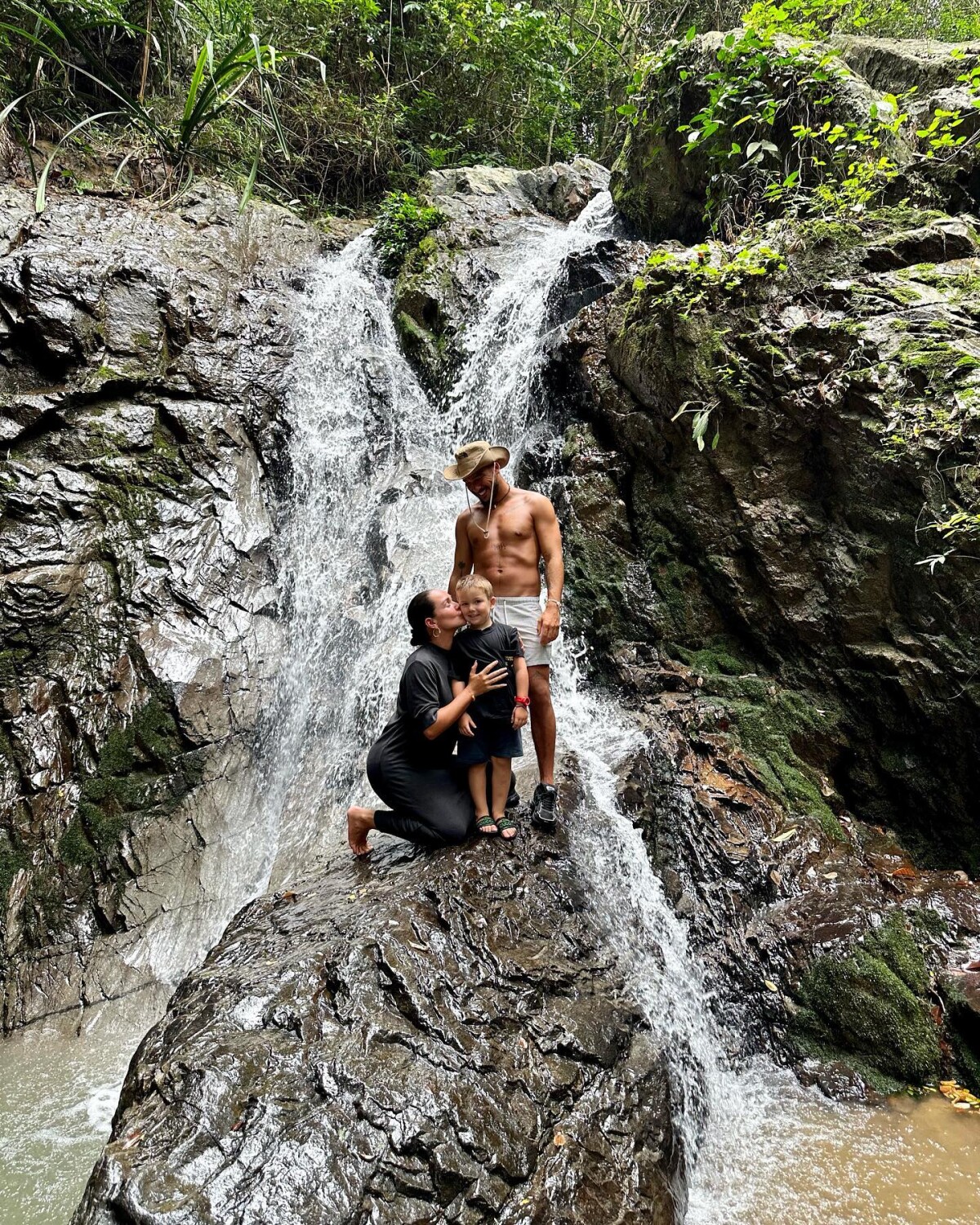 Photo : Jazz Correia avec son fils Cayden et son mari Laurent - Purepeople