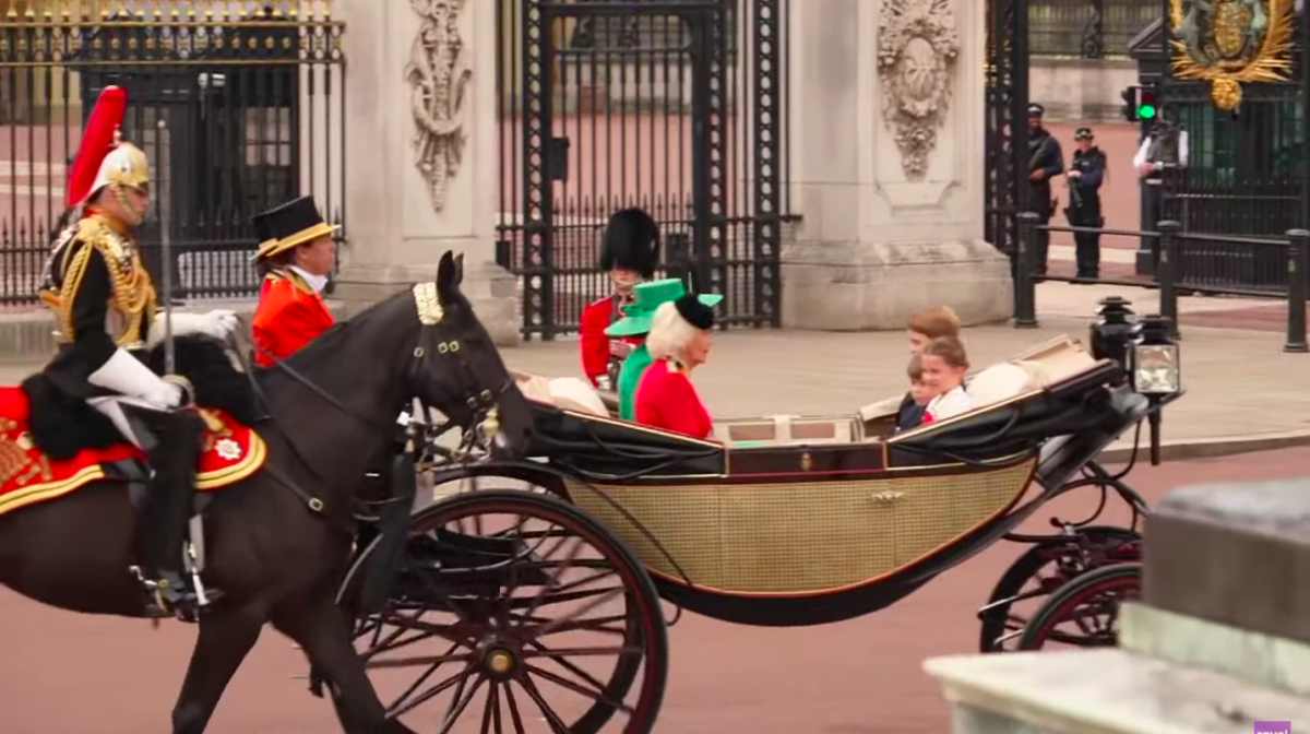 Photo : Le carrosse qui transporte la reine Camilla, George, Charlotte et Louis, ainsi que leur ...