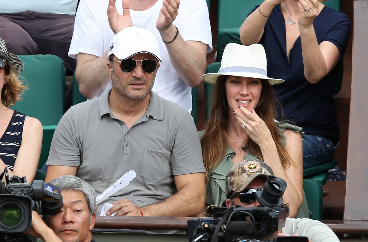 Photo : Arthur (Jacques Essebag) et sa compagne Mareva Galanter dans les tribunes lors de la ...