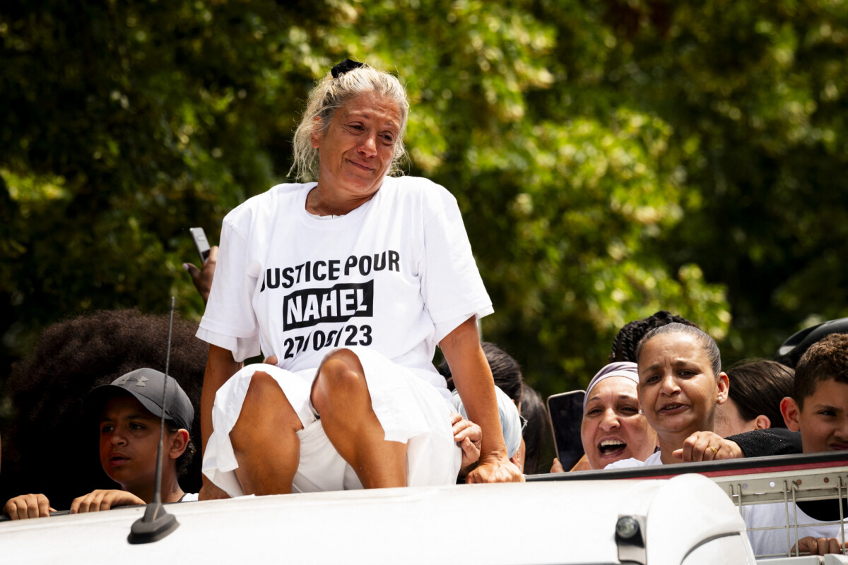 Photo : Mounia, la mère de Nahel en ouverture de cortège sur le camion ...