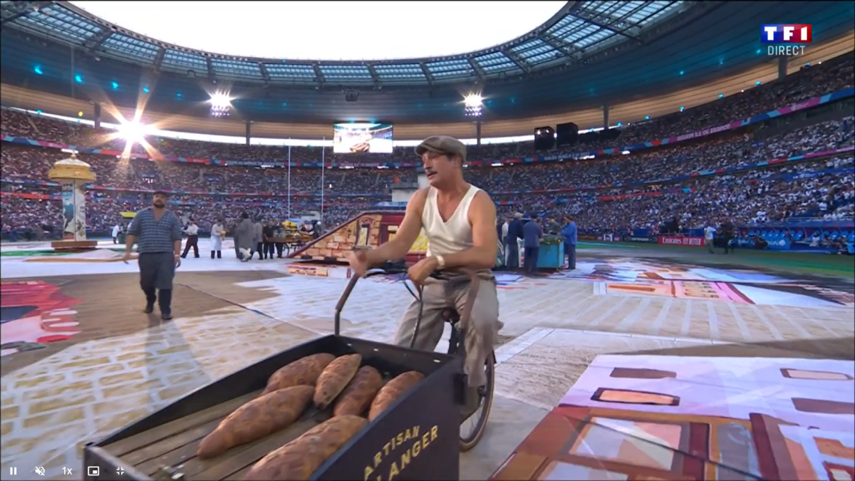 Photo : "Non mais c'est quoi ce coq humain là... Le malaise au Stade de ...