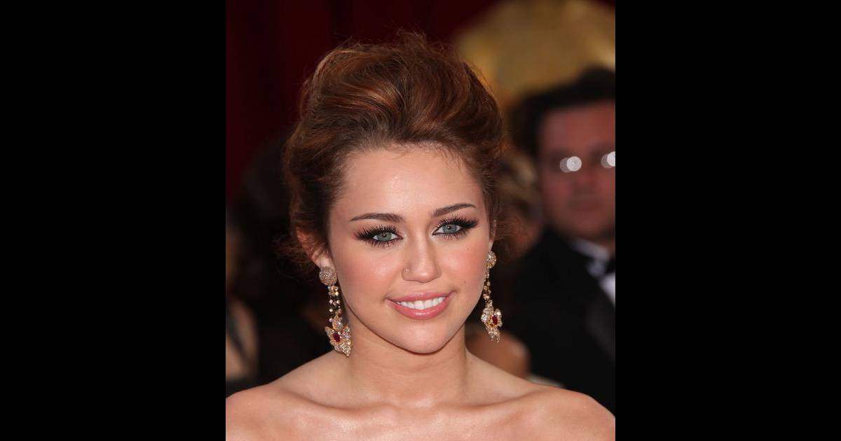 La starlette de Disney Miley Cyrus, s'offre ici des cils d'une longueur ...