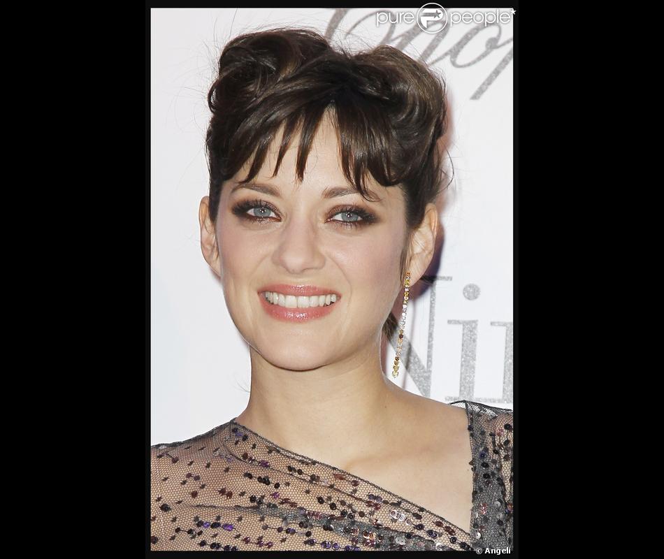 La belle Marion Cotillard nous la joue smoky eyes et le rendu est juste ...