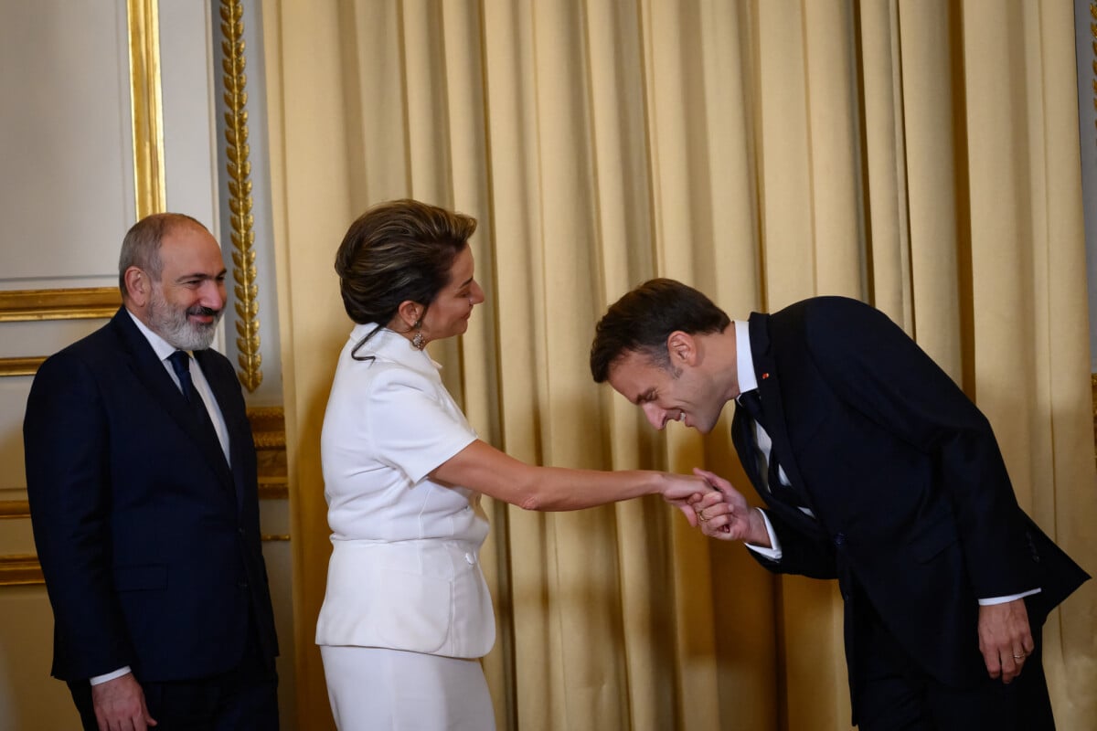 Photo : Nikol Pachinian, Premier ministre d'Arménie et sa compagne avec Emmanuel Macron ...
