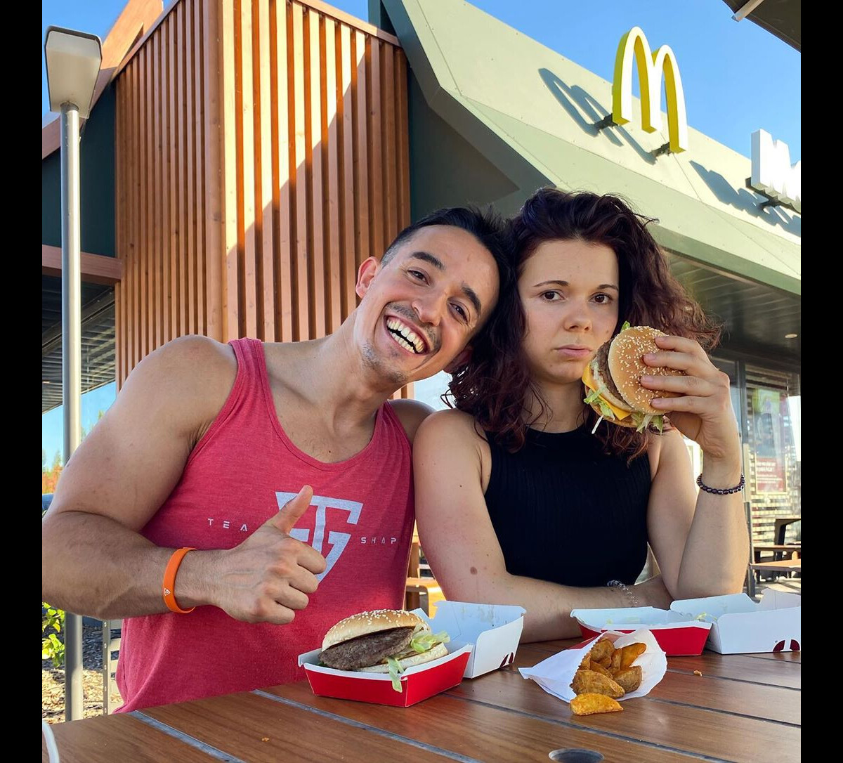 Photo : Tibo InShape et Juju Fitcats au McDonald's, juillet 2020 ...