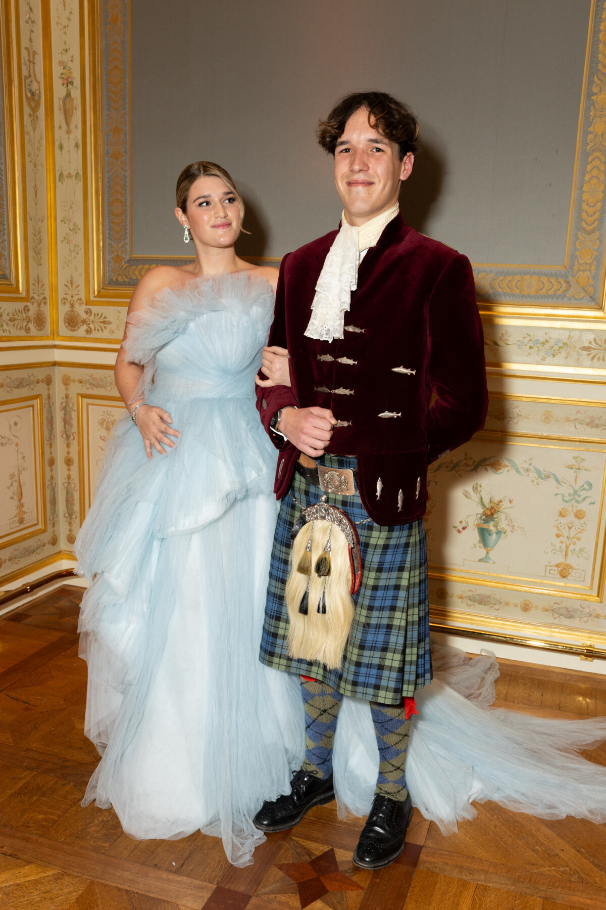 Photo : Exclusif - Ella McCaw (robe Fovari) et son cavalier Archie ...