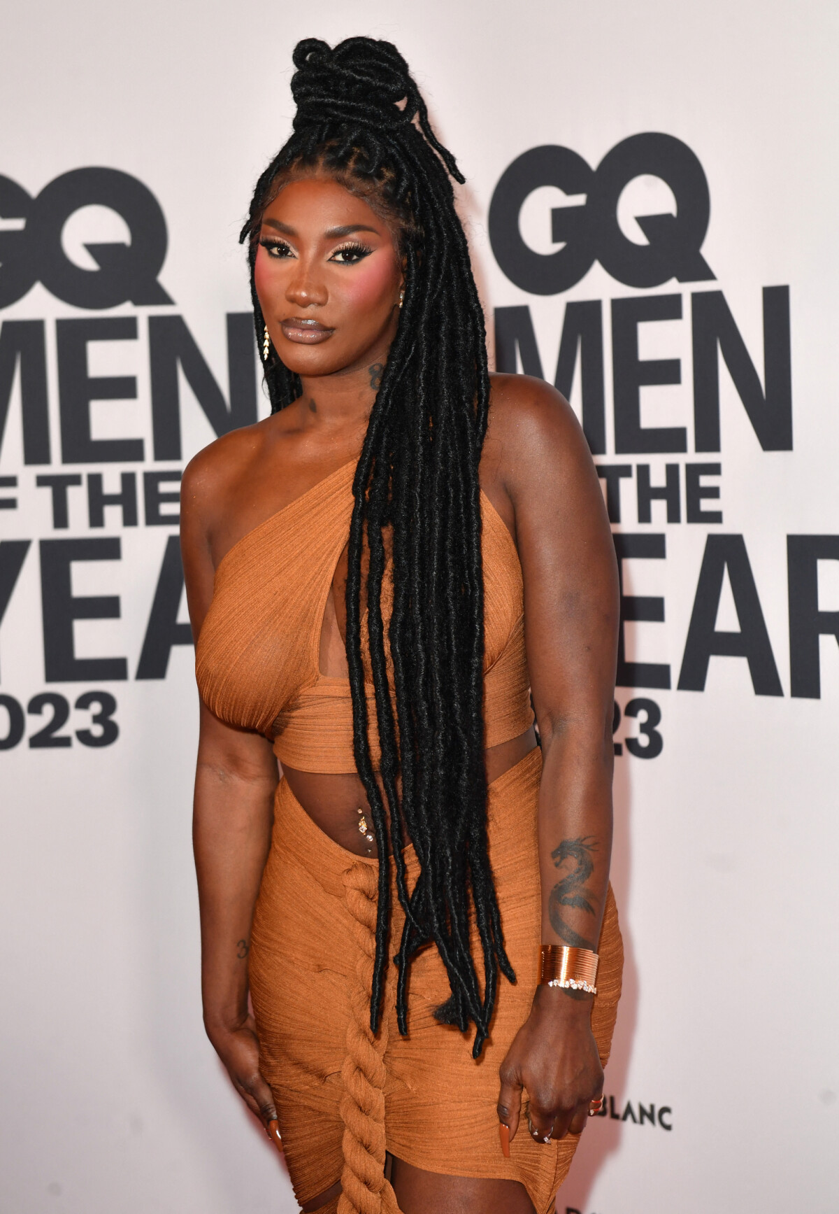 Photo : Très attendue, Aya Nakamura a fait sensation dans un ensemble top décolleté et jupe ...