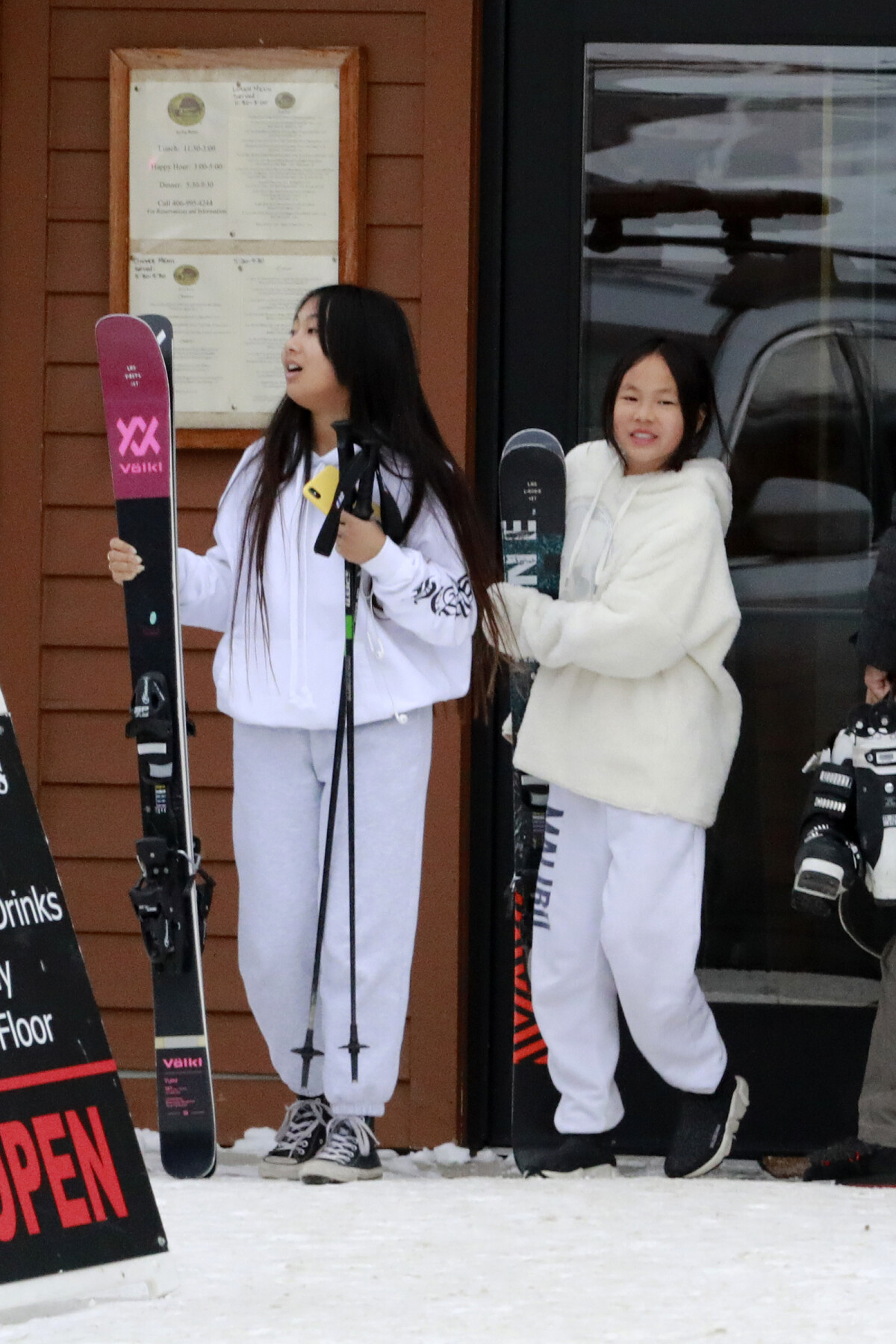 Photo : Exclusif - Laeticia Hallyday, ses filles Jade et Joy, Pascal ...