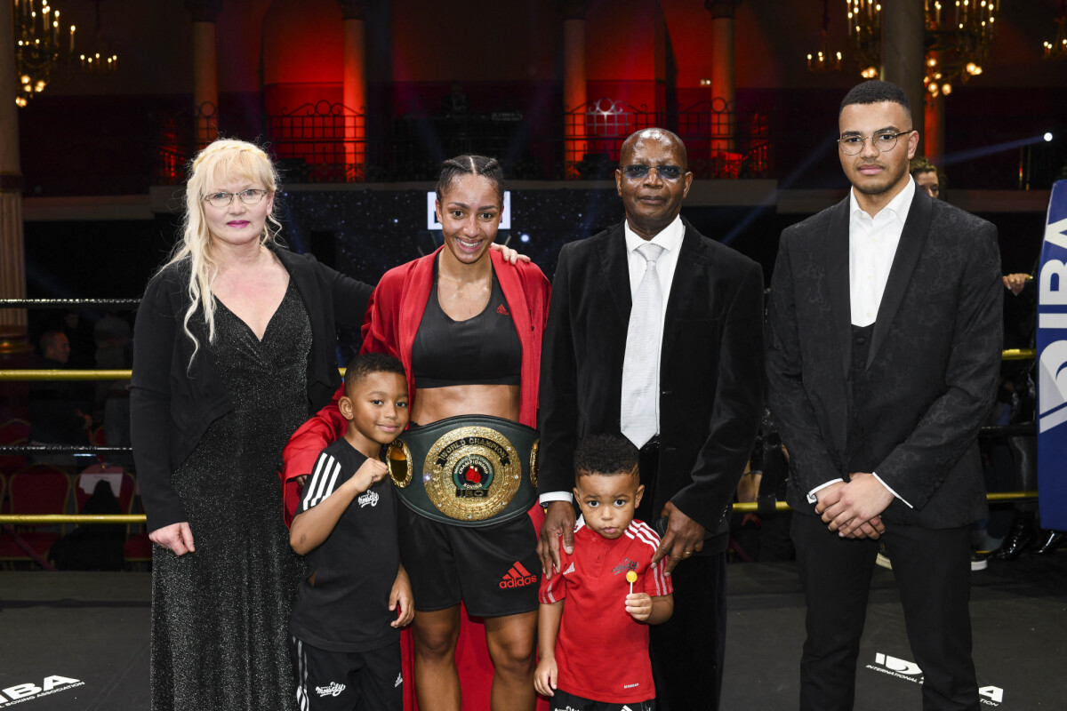 Photo : Estelle Mossely avec ses enfants Ali et Magomed et ses parents ...