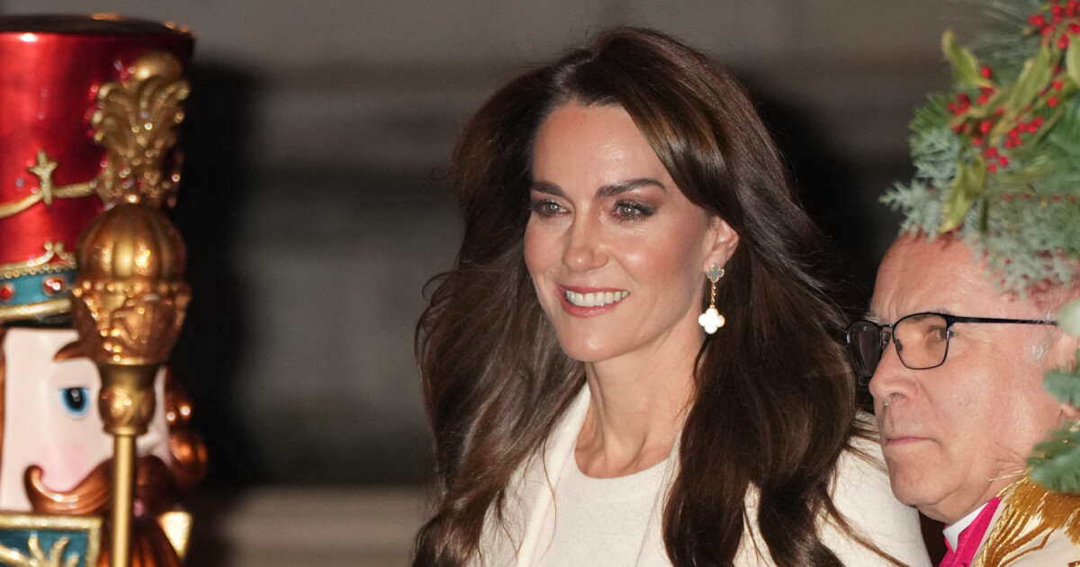 Kate Middleton sublime dans un cardigan festif lors d'une visite ...