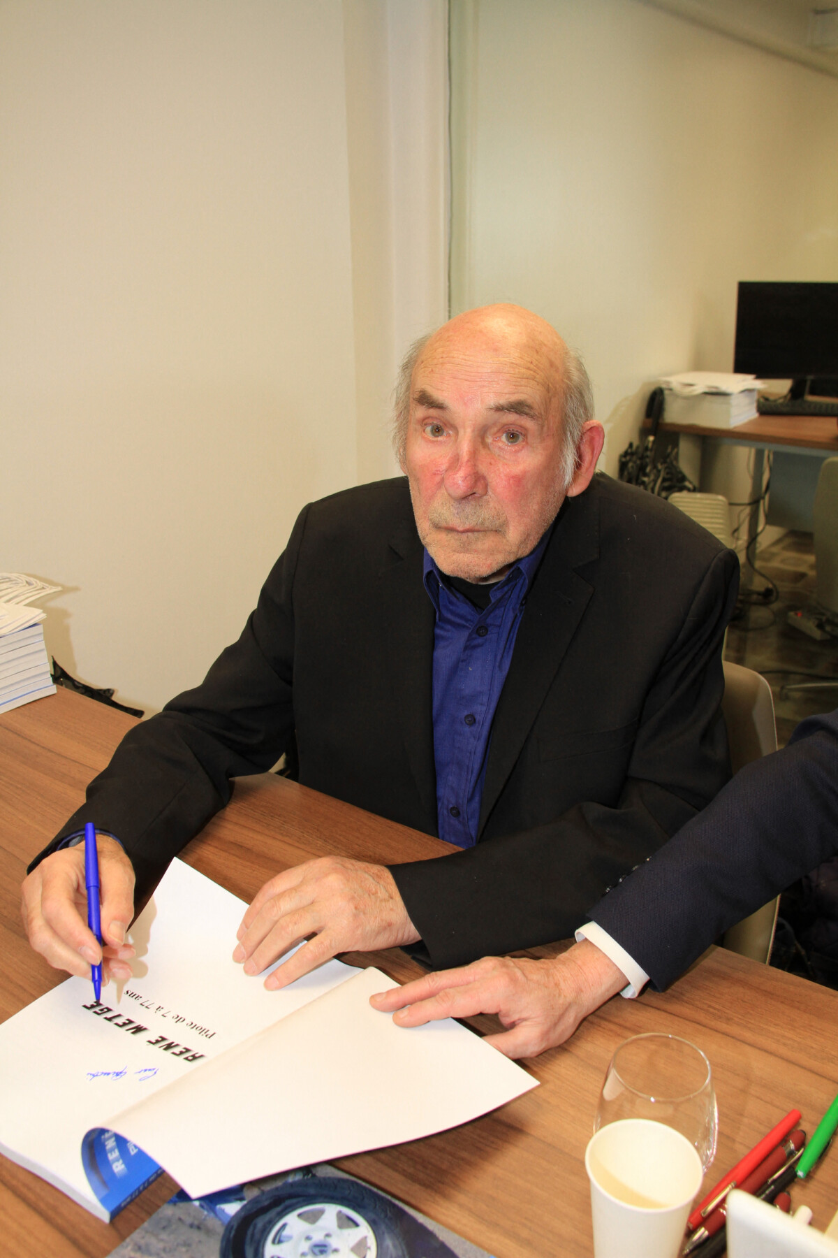 Photo : René Metge fête la sortie de son livre "Pilote de 7 à 77 ans ...