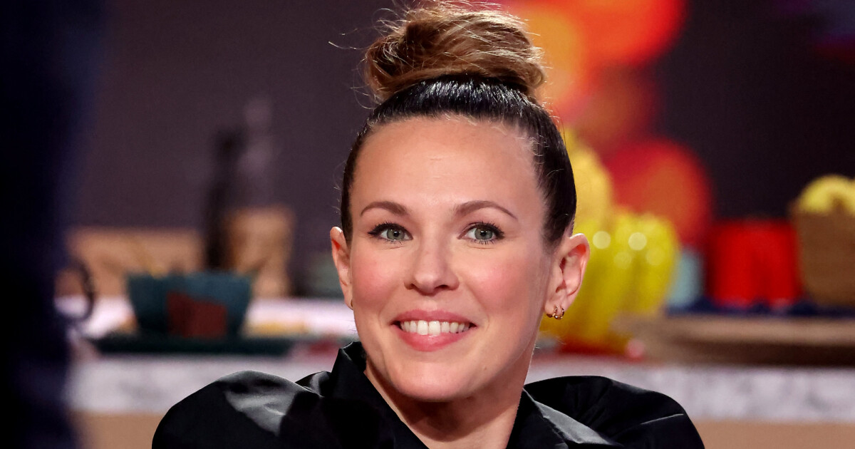 PHOTOS Lorie, chignon parfait et chemisier audacieux pour l'émission de ...