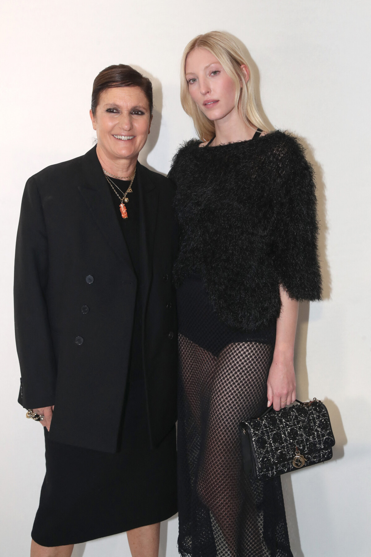 Photo : Maria Grazia Chiuri et Ella Richards posent au greeting du ...