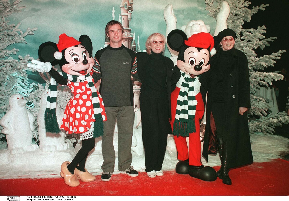 Photo : David et Estelle Hallyday, Sylvie Vartan - Disneyland Paris - Purepeople