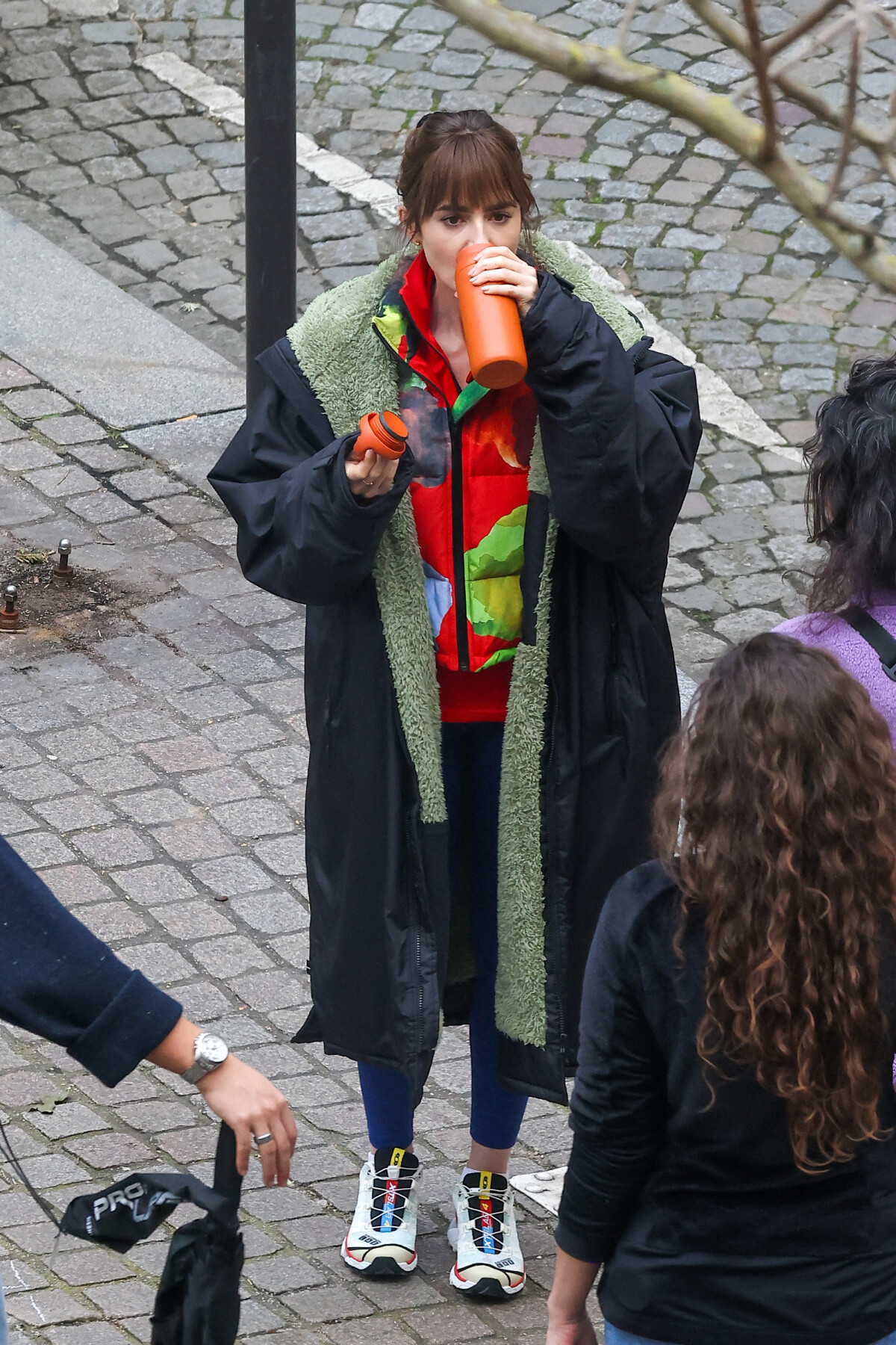 Photo : Lily Collins sur le tournage de la saison 4 de "Emily in Paris ...