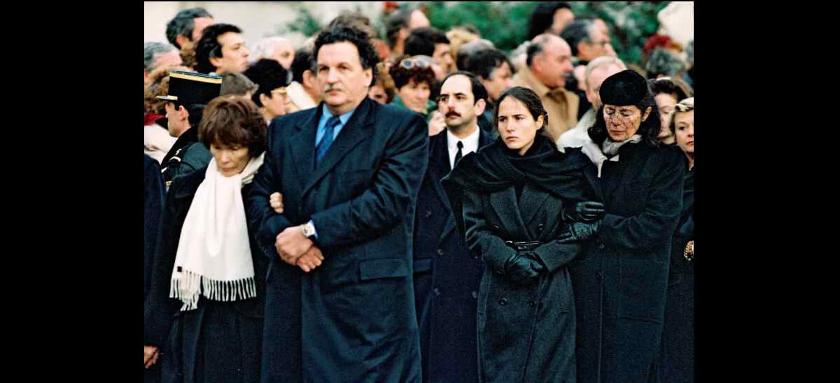 Photo : Mazarine et sa mère Anne Pingeot lors des funérailles de ...
