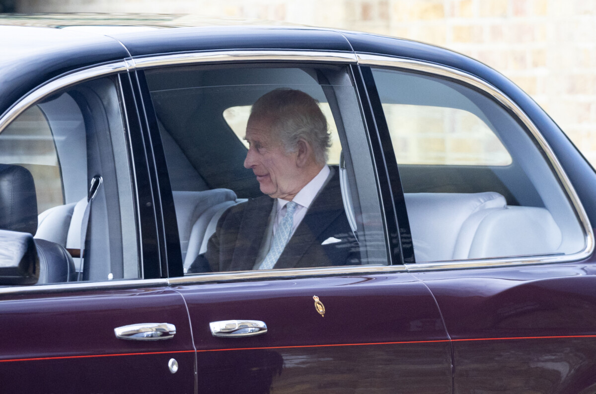 Photo : Le roi Charles III d'Angleterre, aperçu à la sortie du château ...