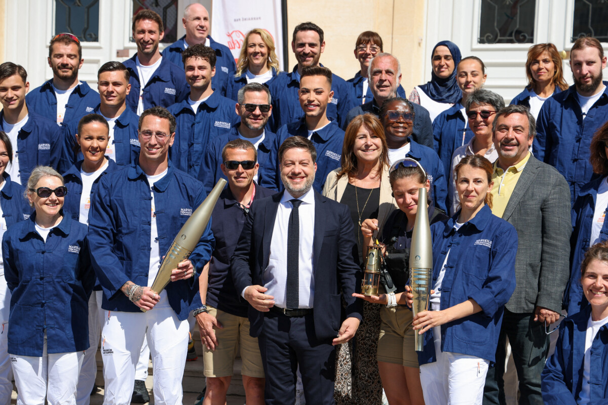 Photo : Frédérick Bousquet avec une torche, Benoît Payan (maire de ...