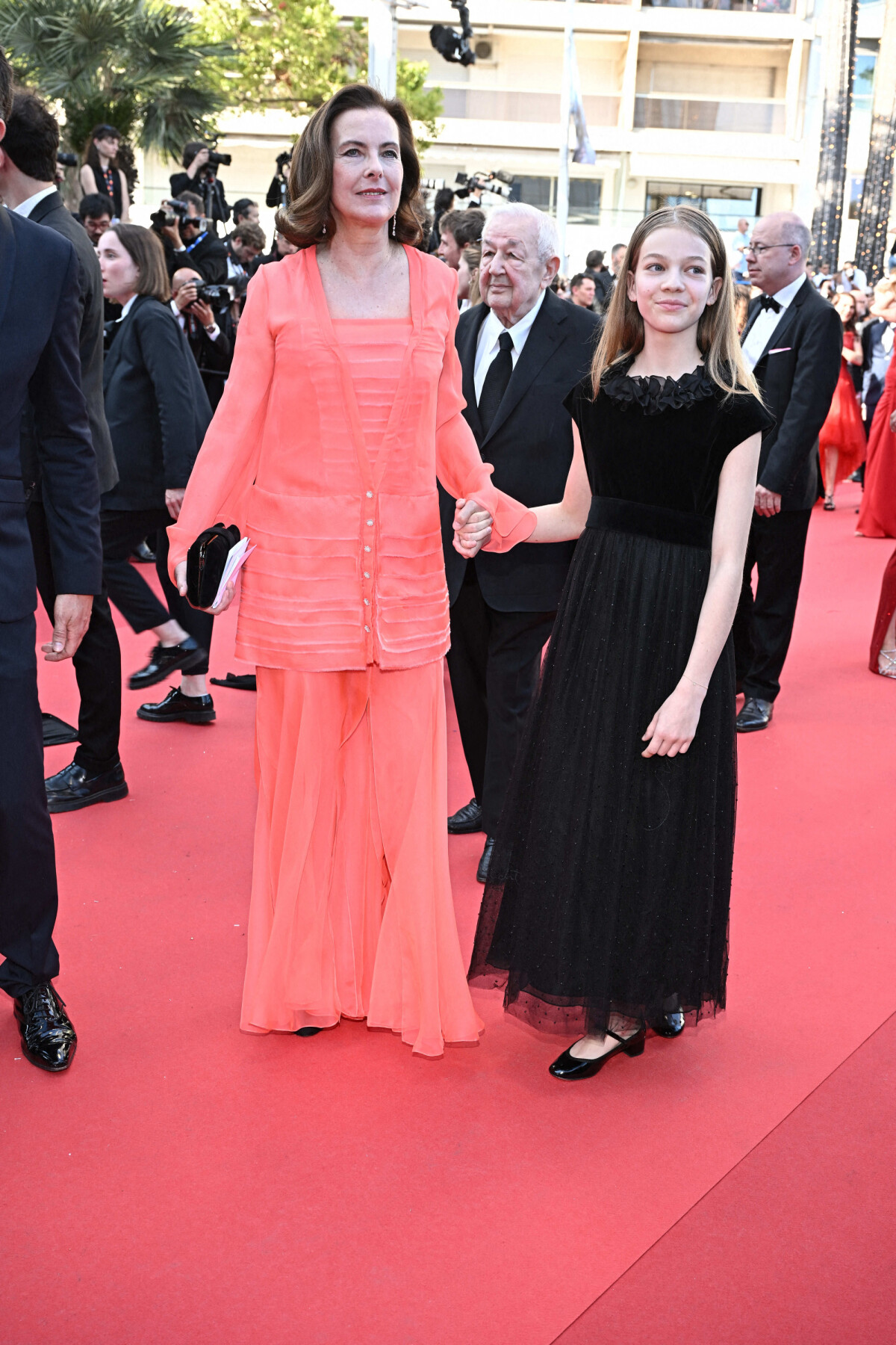 Photo : Carole Bouquet et Darya Rassam, montée des marches de "Le Comte ...