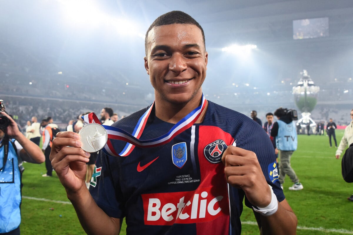 Vidéo : MAISON DE STARS Kylian Mbappé : jacuzzi, salle de ciné, golf ...