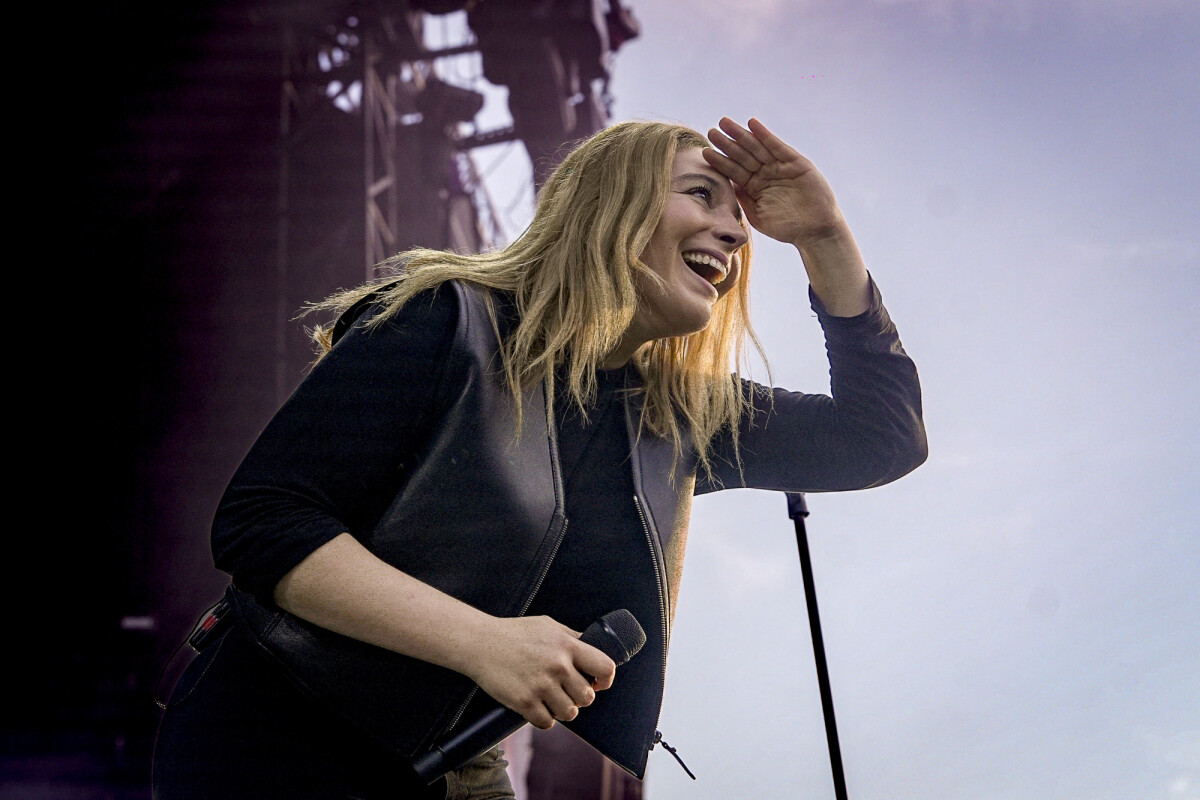 Photo : La chanteuse Santa (Samanta Cotta) est en concert sur la scène ...