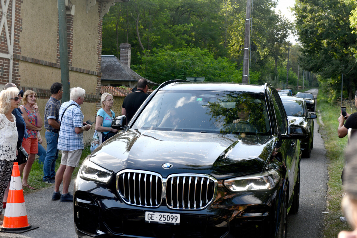 Photo : Anouchka Delon et son mari Julien Dereims à la sortie de la ... Photo : Anouchka Delon et son mari Julien Dereims à la sortie de la ...